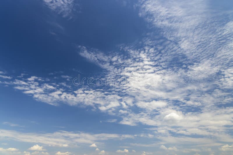 Cielo Azul Con Nubes Como Fondo Foto de archivo - Imagen de oscuridad ...