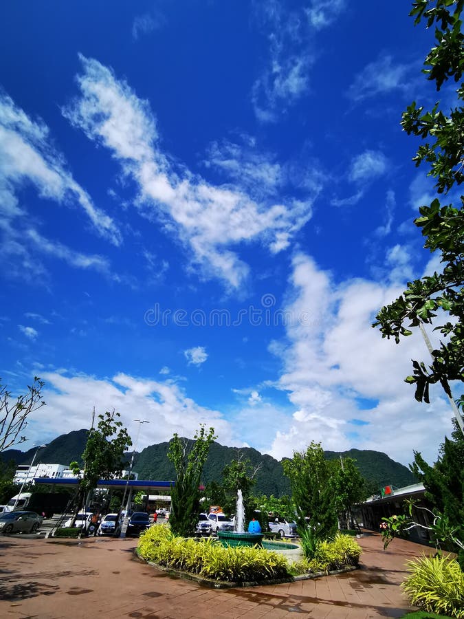 Cielo Azul Con Nubes De Selva Tropical Foto de archivo - Imagen de azul ...