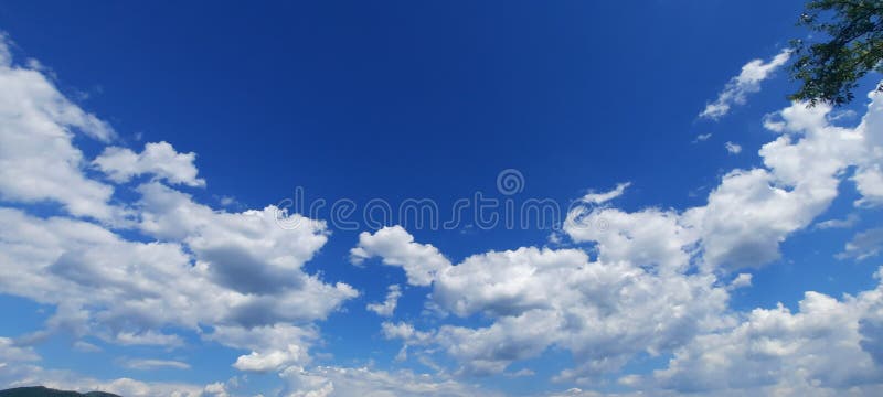 Cielo Azul Con Nubes En Verano Imagen de archivo - Imagen de colina ...