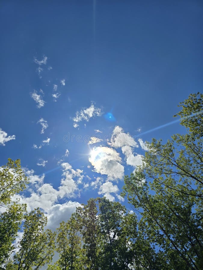 Cielo Azul Con Nubes Y Rayo Solar Foto de archivo - Imagen de nubes ...