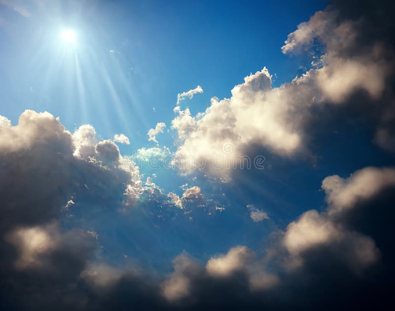 Cielo azul con nubes y sol imagen de archivo. Imagen de aire - 255325021