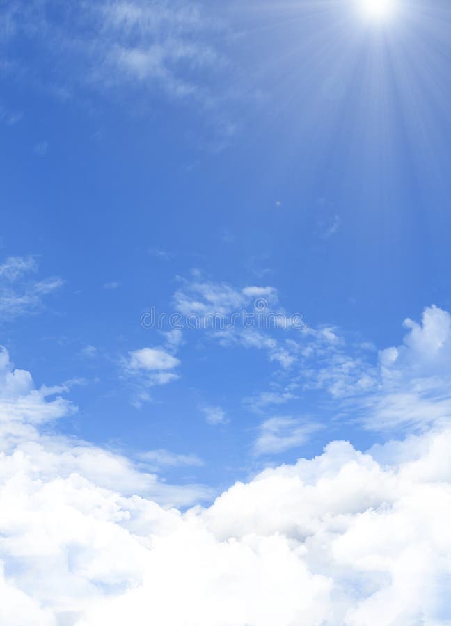 Cielo Azul De Cloudful Con El Rayo De Sol Foto de archivo - Imagen de ...