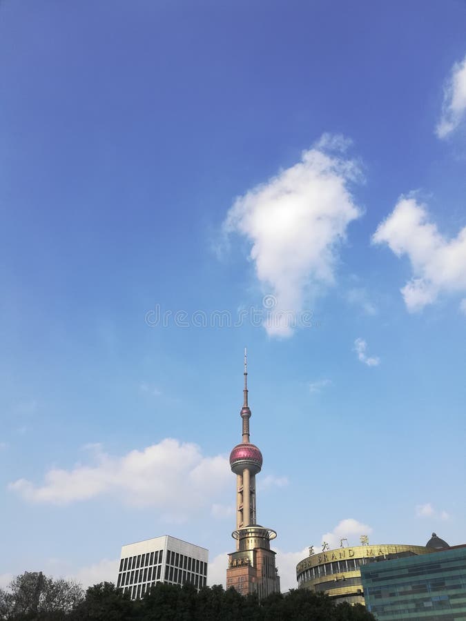 Cielo azul de shanghai imagen editorial. Imagen de cielo - 258605875