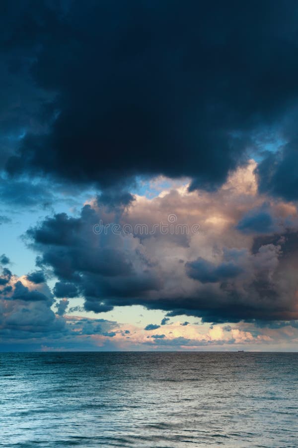Tempestad De La Tormenta Del Mar En Las Rocas Foto de archivo - Imagen ...