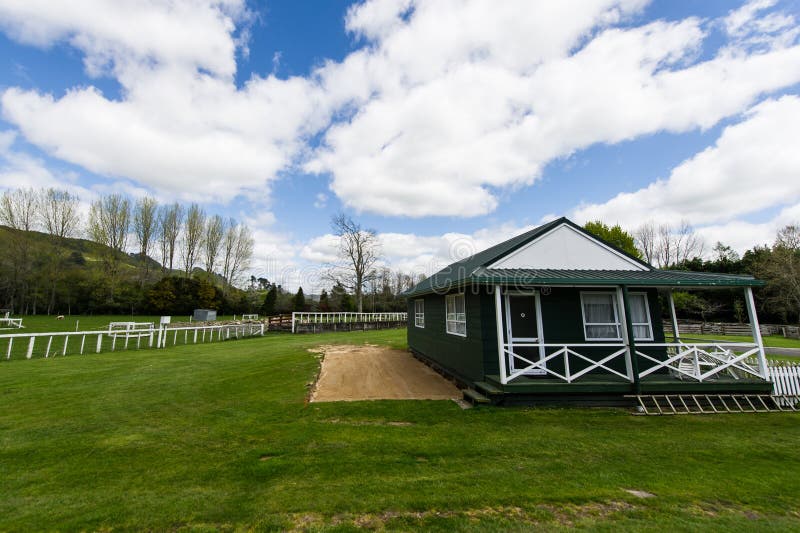 Cielo Azul E Hierba De Nubes Blanca Imagen de archivo - Imagen de ...