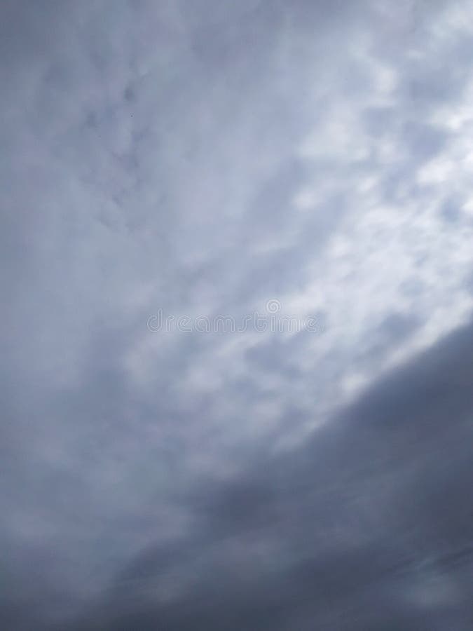 Cielo azul gris con nubes imagen de archivo. Imagen de ventana - 184183879
