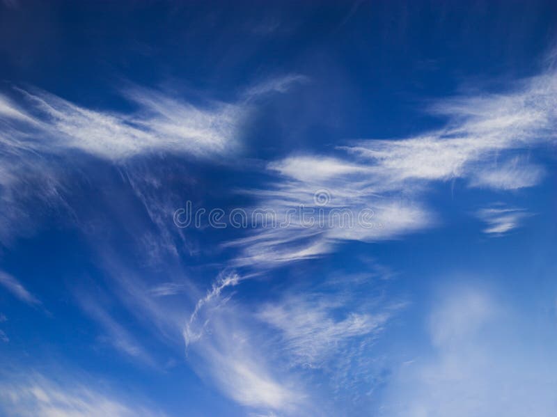 Cielo Azul Profundo Con Las Nubes Blancas Imagen de archivo - Imagen de aire, ozono: 2055601