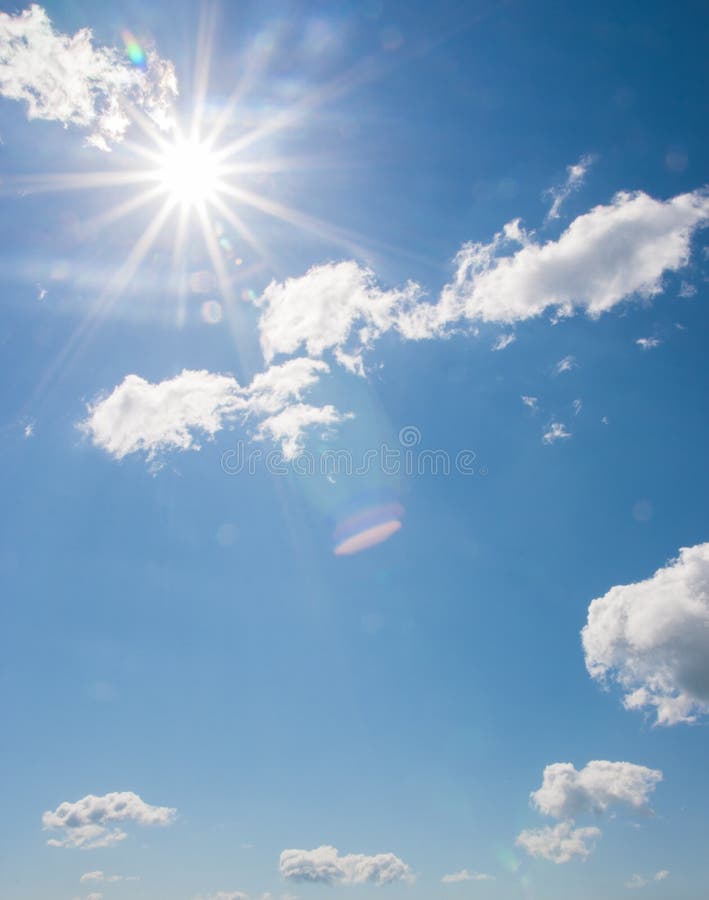 Cielo Azul Y Sol. Hermoso Cielo Con Sol Y Nubes Bajo El Sol Imagen de ...