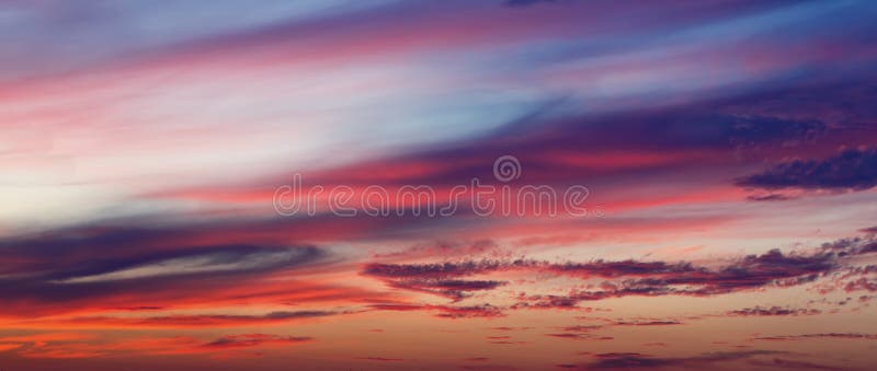 Cielo Bello Cielo Drammatico Al Tramonto Immagine Stock - Immagine di ...