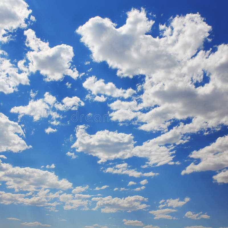 Cielo Azzurro Con Nuvole E Sole Fotografia Stock - Immagine di aperto ...