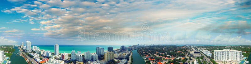 Cielo Blu Sopra Miami Beach, Panorama Aereo Immagine Stock - Immagine ...