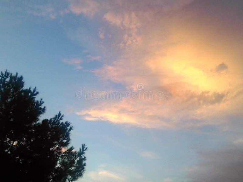 Cielo bonito imagen de archivo. Imagen de nubes, cielo - 135568087