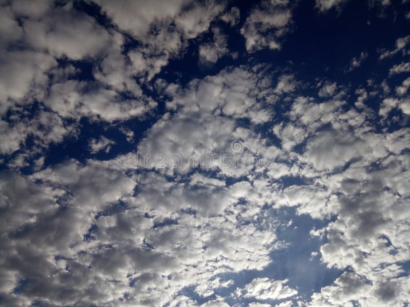 Cielo Con Imagen De Las Nubes Con Una Bella Escena Foto de archivo ...