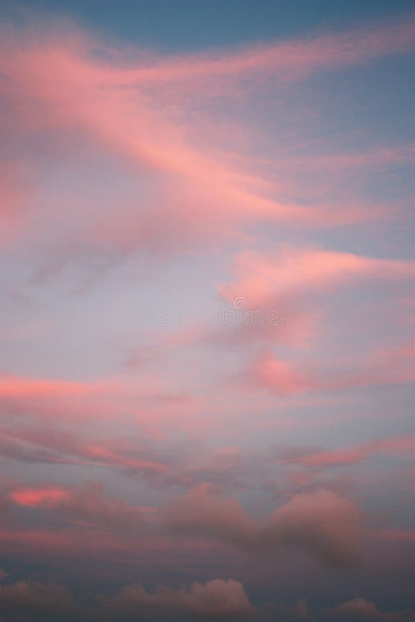 Cielo Con Las Nubes Rosadas Foto de archivo - Imagen de durante, nubes ...