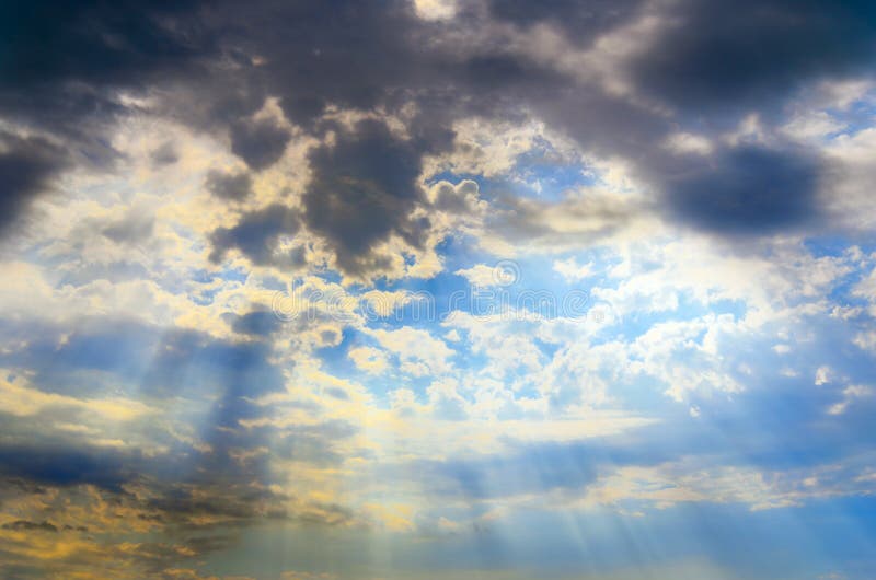 Cielo Con Las Nubes Y Los Rayos Del Sol Foto de archivo - Imagen de ...