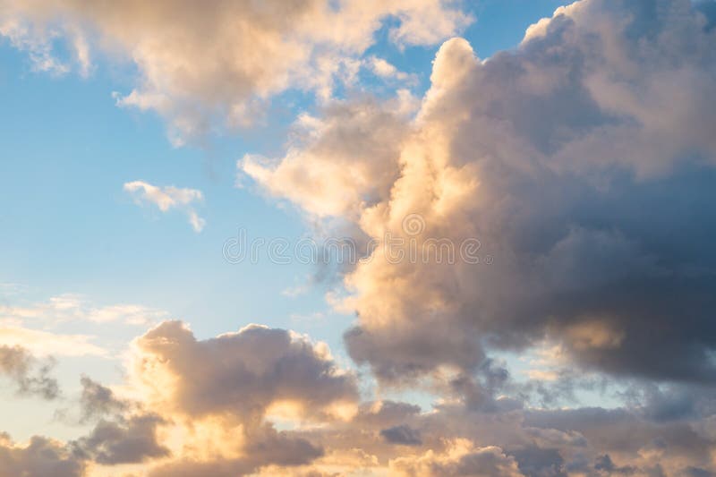 Cielo Con Le Nuvole Durante L'alba Immagine Stock - Immagine di ...