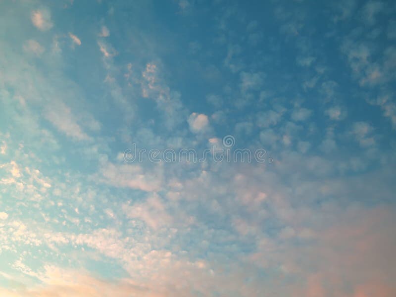 Cielo De Azules Turquesa Con Las Nubes Blancas Y Rosadas Foto de ...