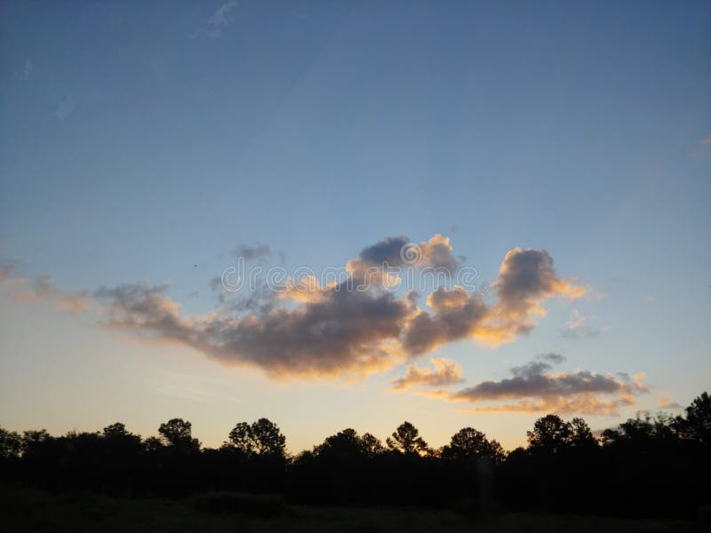 Cielo de nubes bajas foto de archivo. Imagen de nube - 157956298