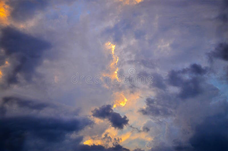 Cielo del trueno foto de archivo. Imagen de tormenta - 98888780