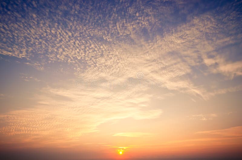 Fondo del cielo di alba immagine stock. Immagine di alba - 38727185