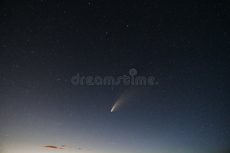 Cielo Estrellado Con Una Estrella Cayendo Imagen de archivo - Imagen de ...