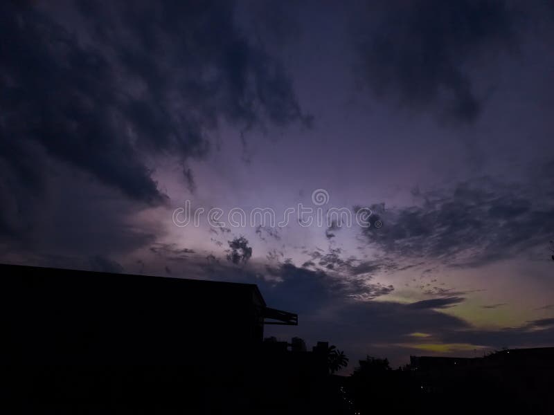 Cielo morado oscuro foto de archivo. Imagen de sunset - 241453962