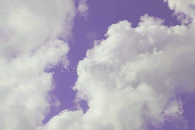 Cielo Morado Y Fondo De Nubes Imagen de archivo - Imagen de amanecer ...
