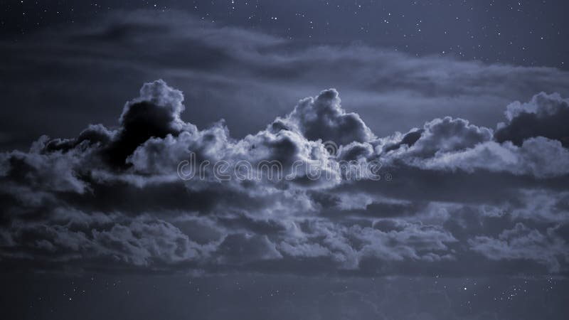 Un cielo nocturno nublado imagen de archivo. Imagen de horizonte ...