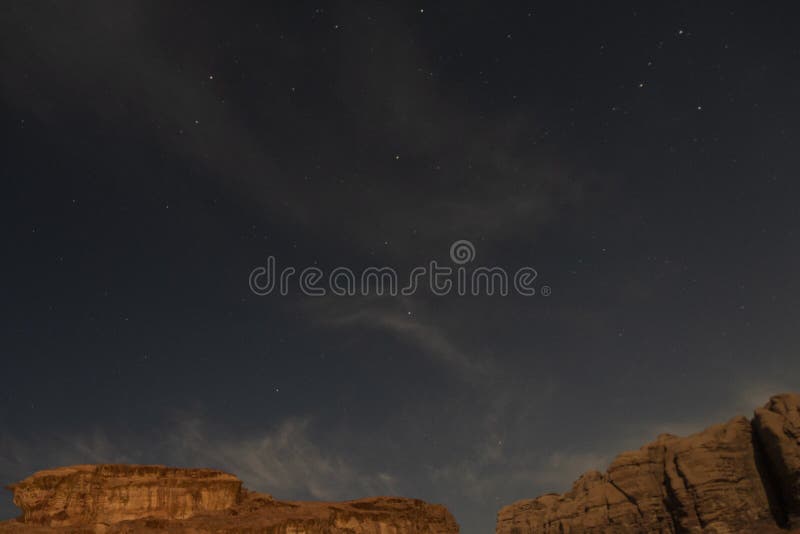 Cielo Notturno Con Stelle Nel Deserto Di Wadi Rum Immagine Stock ... Cielo Notturno Con Stelle Nel Deserto Di Wadi Rum Immagine Stock ...