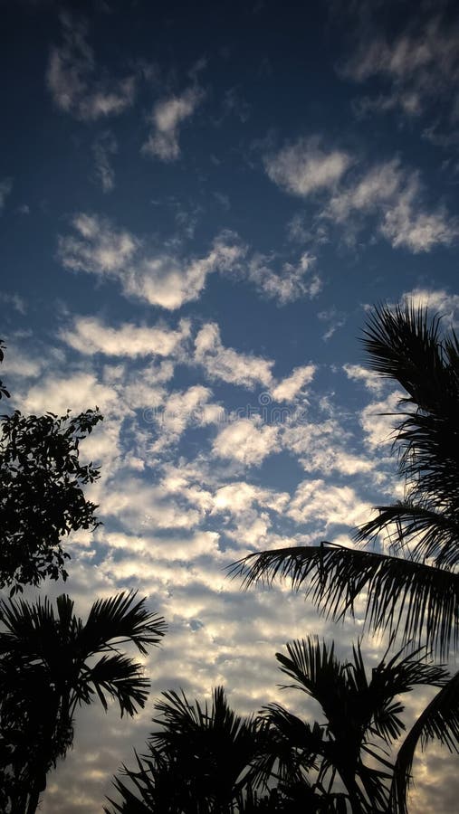 Cielo nublado foto de archivo. Imagen de sunrise, cielo - 108048098