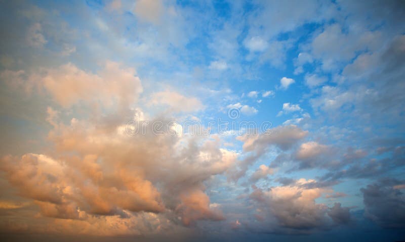 Cielo nublado foto de archivo. Imagen de sunset, esto - 67867942