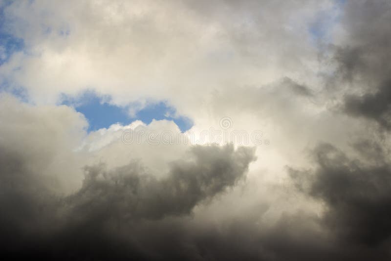 Cielo Nublado Con Diversos Tipos De Nubes Y De Colores Foto de archivo ...