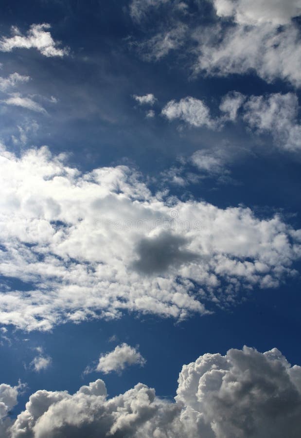 Cielo azzurro con nuvole fotografia stock. Immagine di luminoso - 2371268