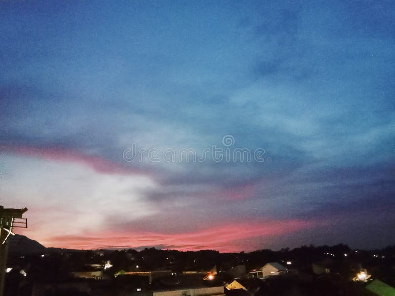 Cielo Rosa Al Atardecer Y Cielos Azules Foto de archivo - Imagen de ...