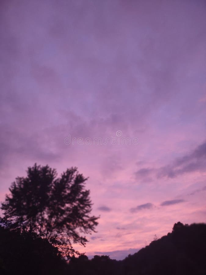 Cielo rosa y morado foto de archivo. Imagen de lila - 253632026