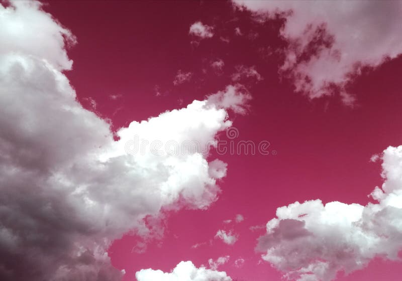 Cielo Rosado Asombroso Con Las Nubes Blancas Perfectas Imagen de ...