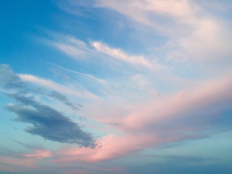 Cielo Rosado-violeta Asombroso Imagen de archivo - Imagen de rosa ...