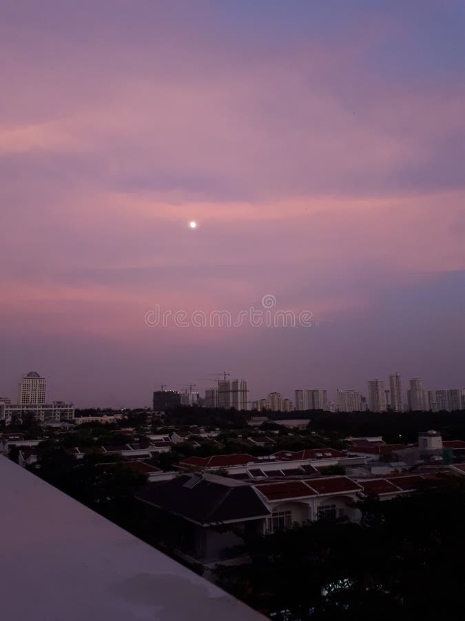 Cielo Rosado Con La Luna Fotos de stock - Fotos libres de regalías de ...