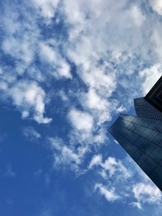 Cielo Soleado De Verano Con Nubes. Cielo Abierto Con Nubes Y Edificio ...