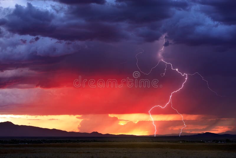 Cielo Tormentoso Con Un Rayo Al Atardecer Imagen de archivo - Imagen de ...