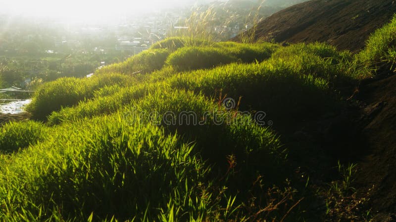 Cielo verde foto de archivo. Imagen de cielo, roca, colina - 159984638