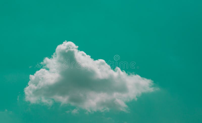 Cielo Verde Con Nubes Blancas Foto de archivo - Imagen de blanco, verde ...