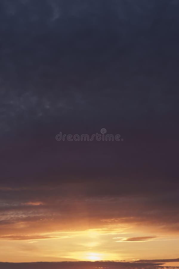 Cielo Vertical De Atardecer Para Fondo Imagen de archivo - Imagen de ...