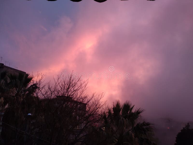 Cielo violeta imagen de archivo. Imagen de cielo, violeta - 143276827