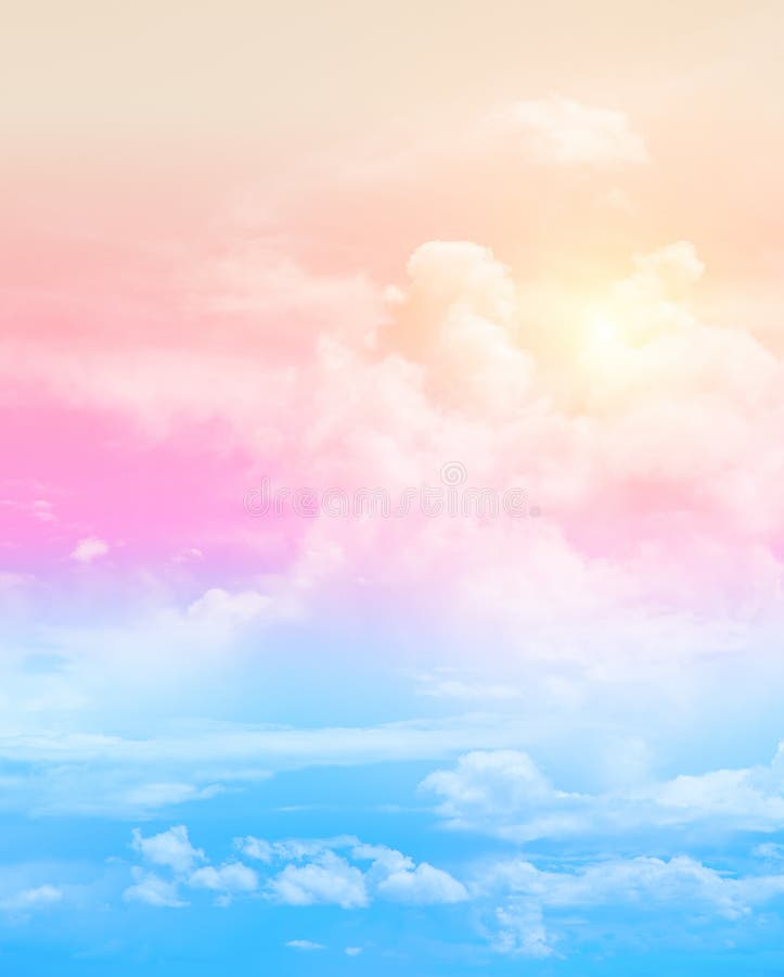 Cielo Y Foto De La Vertical De Las Nubes Foto de archivo - Imagen de ...