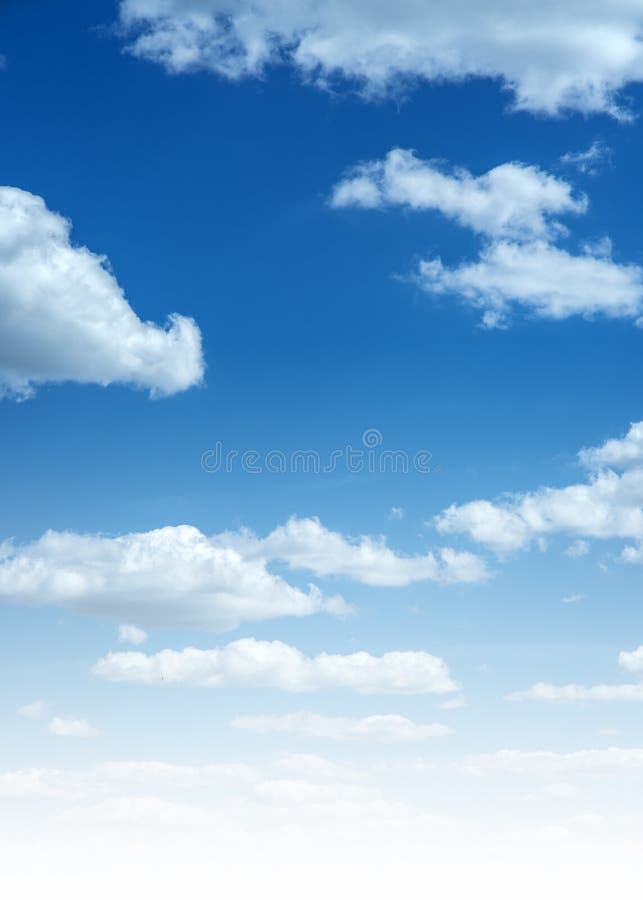 Cielo Y Foto De La Vertical De Las Nubes Foto de archivo - Imagen de ...