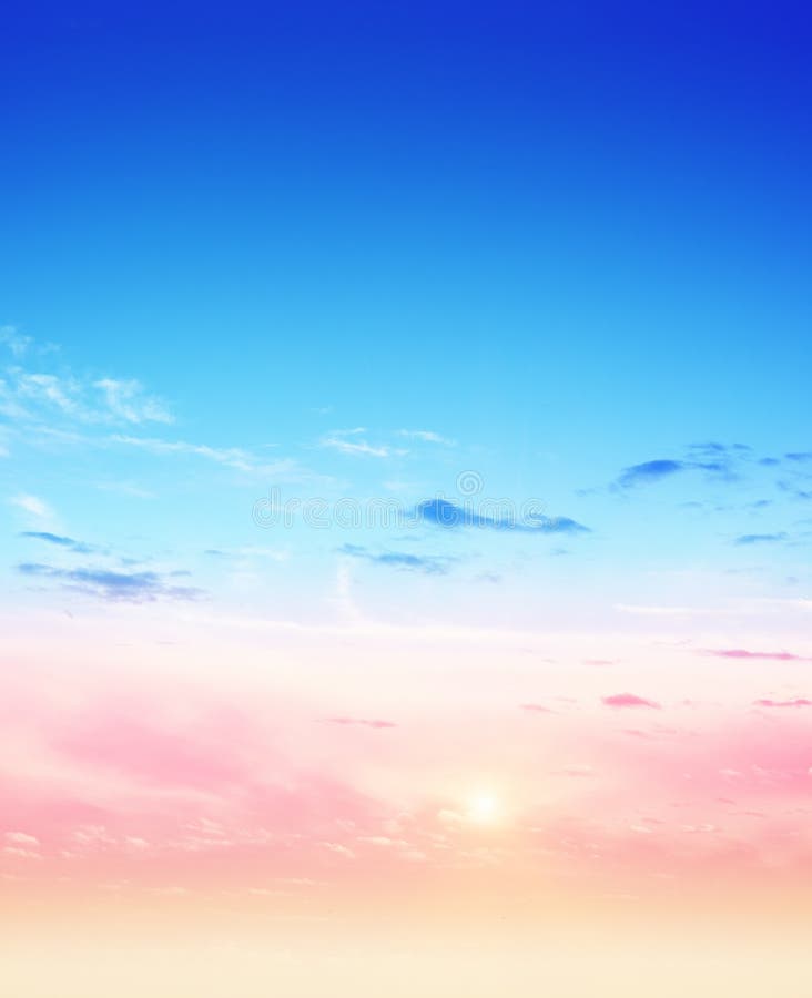 Cielo Y Foto De La Vertical De Las Nubes Foto de archivo - Imagen de ...