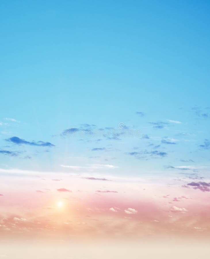 Cielo Y Foto De La Vertical De Las Nubes Foto de archivo - Imagen de ...