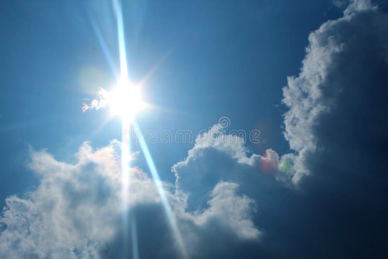Cielos Azules Y Rayos Del Sol Imagen de archivo - Imagen de paisaje ...