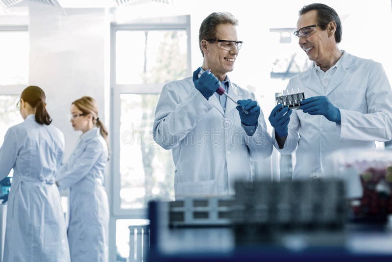 Personas científicas imagen de archivo. Imagen de reactivo - 67580439
